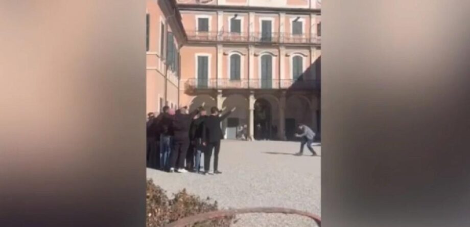 ll saluto romano sta sfuggendo....Braccia tese durante il matrimonio