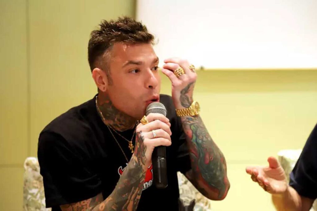 Fedez forti dolori addominali e vomito in aereo ricoverato in ospedale ...
