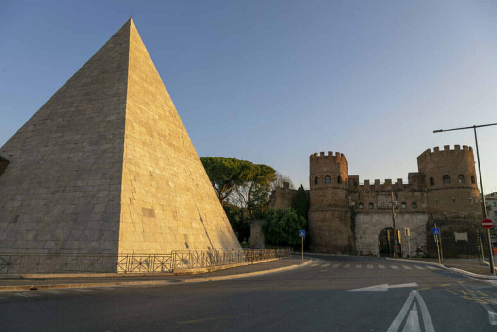 Visita la Piramide Cestia a Roma, aperta per la prima volta con mostra ...