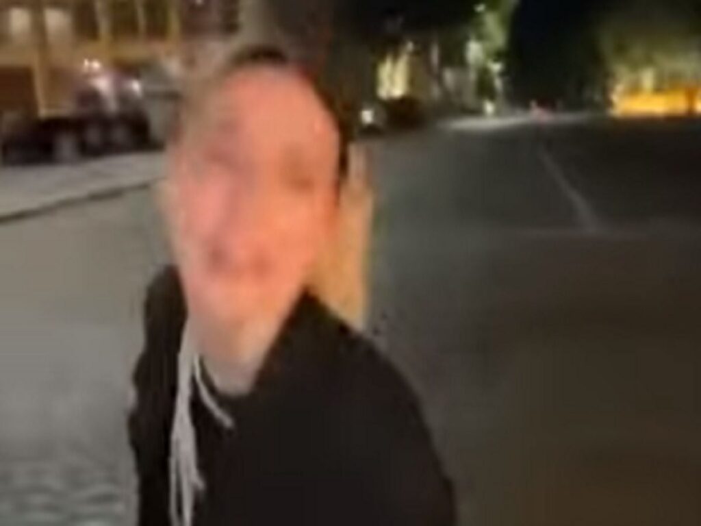 Tiktoker gira video in strada con le amiche e muore precipitando a ...