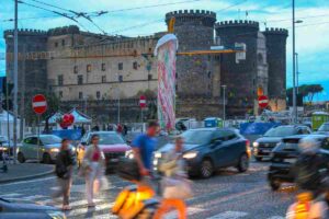 La forma fallica dell'opera di Gaetano Pesce a Napoli scatena l’ironia