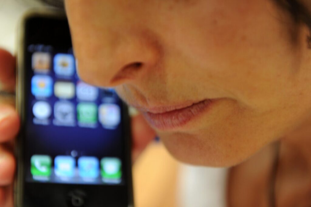 Cos'è vishing, nuova truffa: finta telefonata svuota i conti