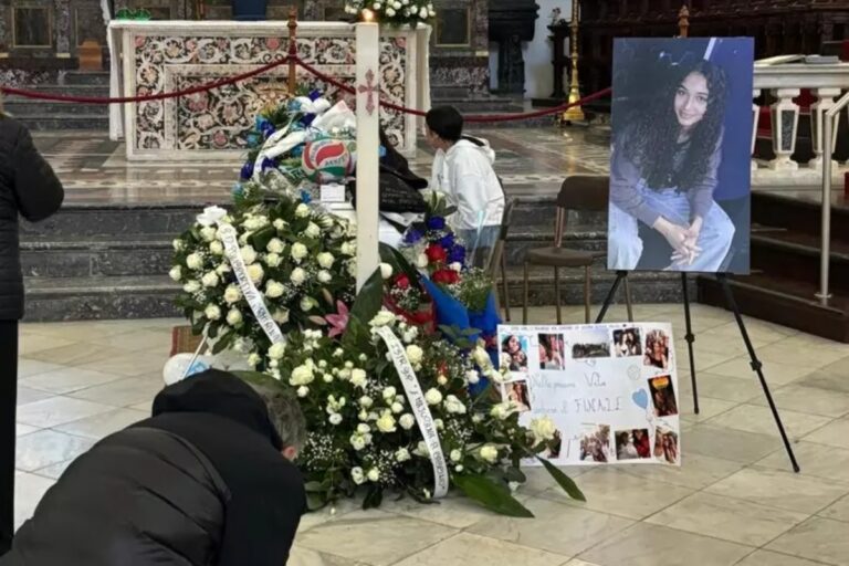 La madre della 15enne trovata impiccata a Enna: "Non si è uccisa"