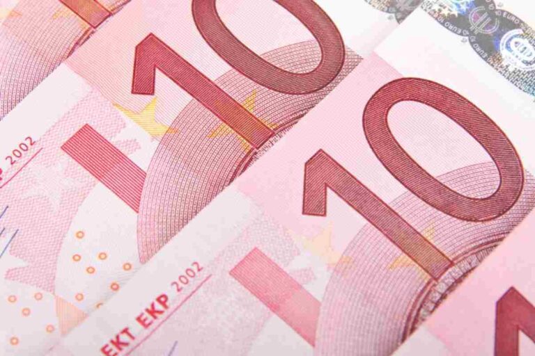 Se hai una di queste banconote da 10 euro puoi comprarci casa, c'è un ...