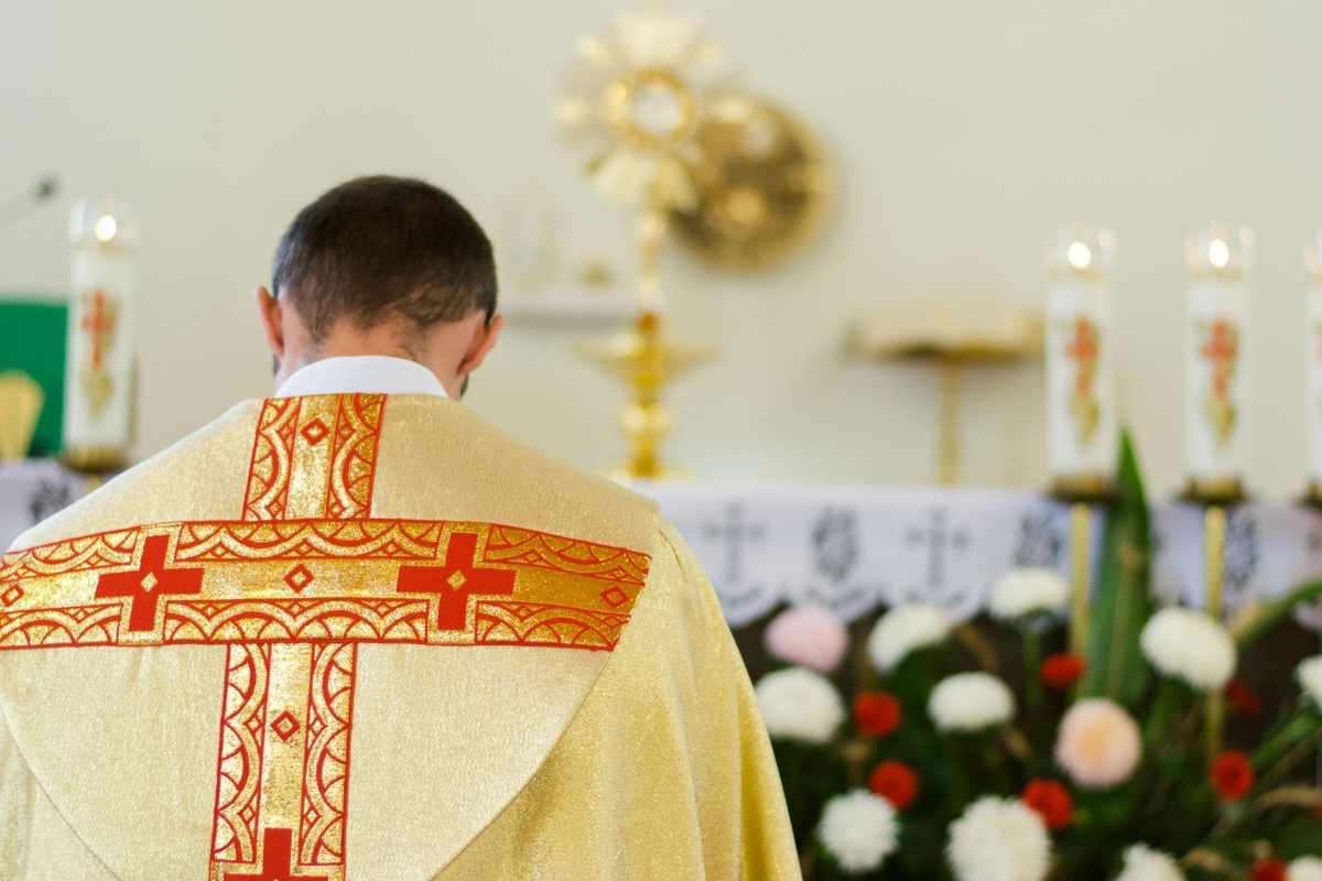 Preti, quanto guadagnano in Italia: le cifre sono pazzesche - Blitz ...