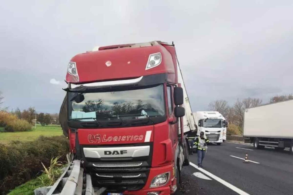 Operaio travolto ed ucciso da un tir sull'A1 all'altezza di Cassino