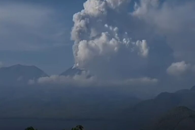 Il video dell'eruzione del vulcano Lewotobi Laki-laki in Indonesia ...
