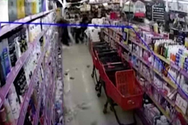 Terremoto magnitudo 6.2 in Turchia, persone in strada e in fuga dai ...