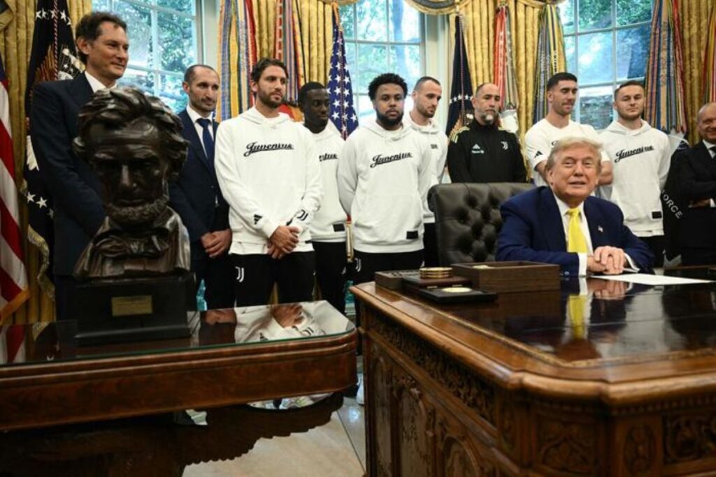 Trump riceve la Juve nello studio ovale, l'imbarazzo per il siparietto ...