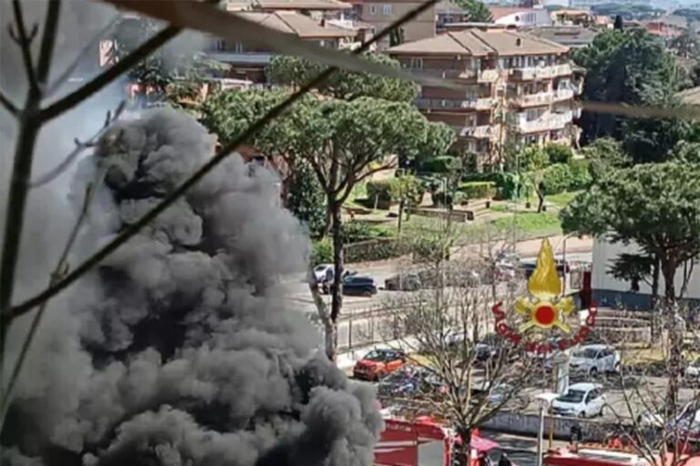 Roma, l'autobus Atac va a fuoco. Fiamme fino ai balconi, il mezzo era ...