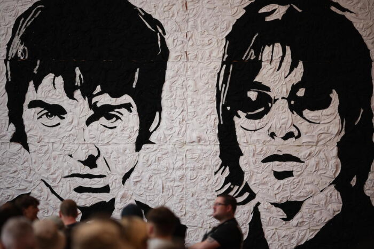 Il ritorno degli Oasis, notte trionfale davanti a 74mila fan in delirio a Cardiff. "Wonderwall ...