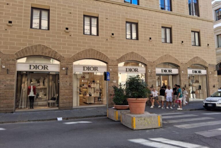 Colpo grosso a Firenze, svaligiato nella notte Dior di via Strozzi. 200 mila euro tra borse e ...