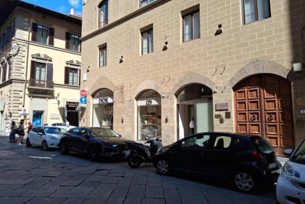 Colpo grosso a Firenze, svaligiato nella notte Dior di via Strozzi. 200 mila euro tra borse e ...