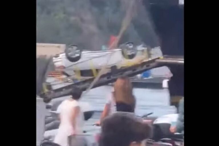 Il video dell'auto che si ribalta mentre scende dal traghetto a Procida