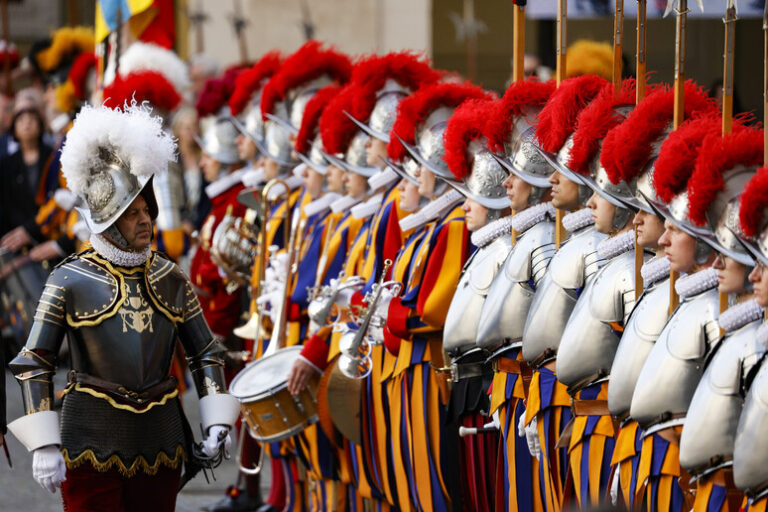 "Una Guardia Svizzera ha sputato verso di noi in segno di disprezzo ...