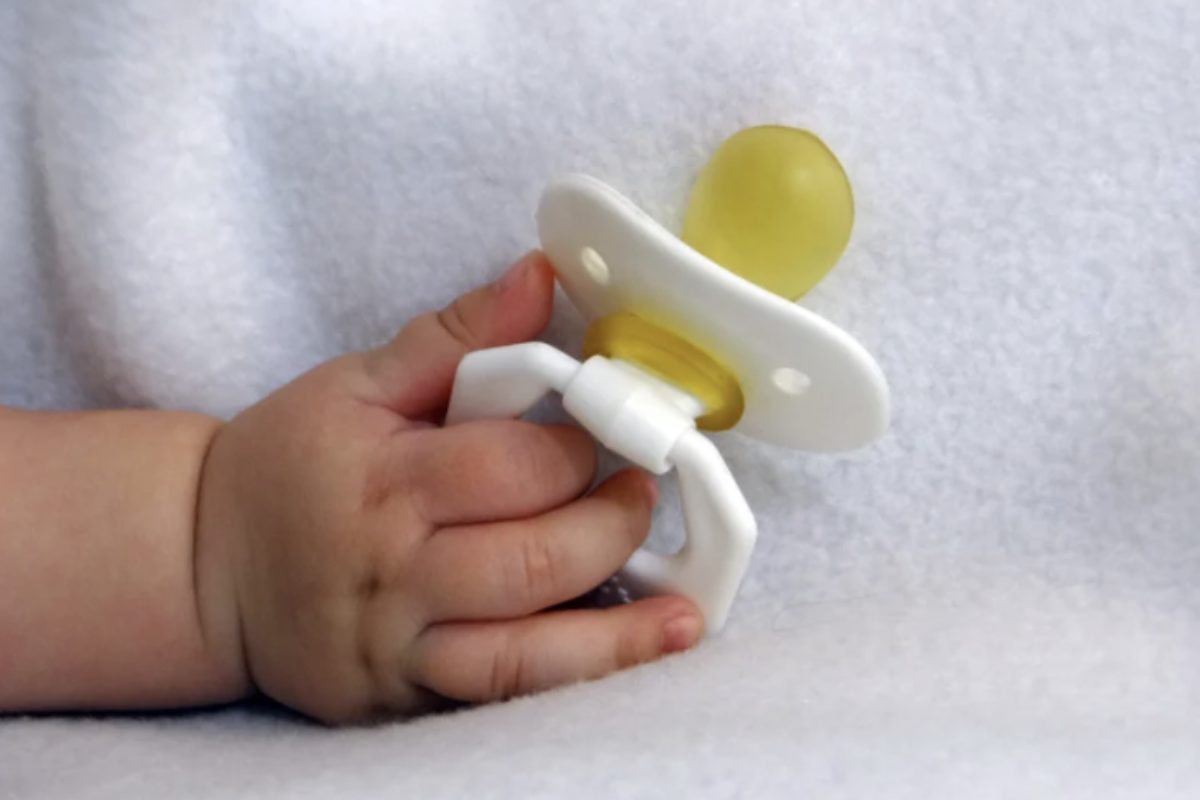 Neonati, l'importanza di scegliere il ciuccio giusto: perché è ...