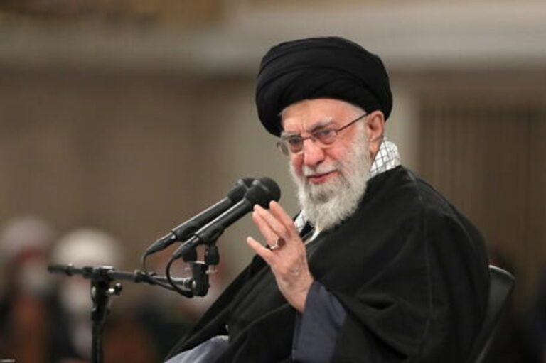 Iran, proteste contro il regime degli ayatollah. Spari sui manifestanti