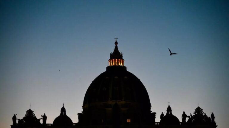Un bistrot sulla terrazza della Basilica di San Pietro. Il Vaticano ...