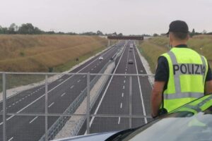 Lanciano sassi dal cavalcavia contro auto: denunciati tre tredicenni