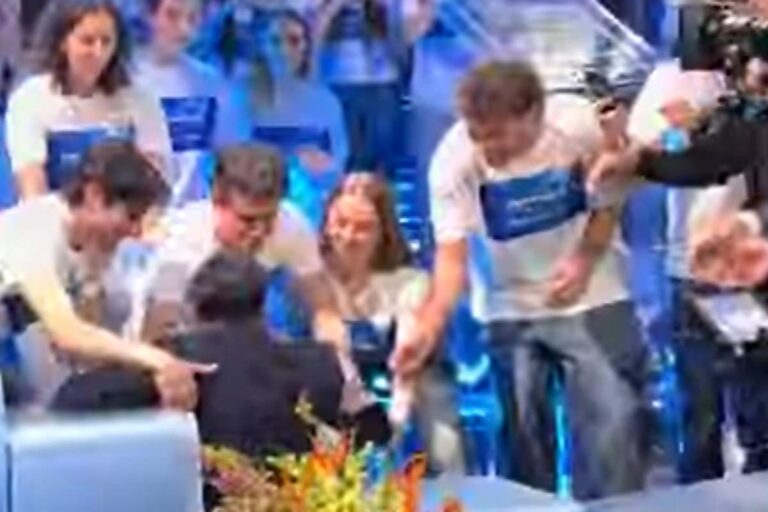 Il video della caduta di Sal Da Vinci mentre canta "Per sempre sì" a ...
