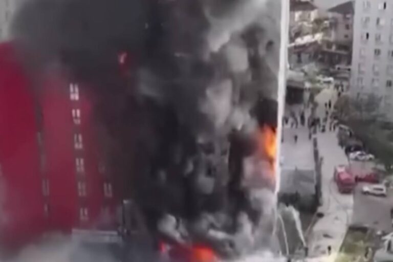 Tirana, il video dell'incendio che ha devastato la facciata di un palazzo
