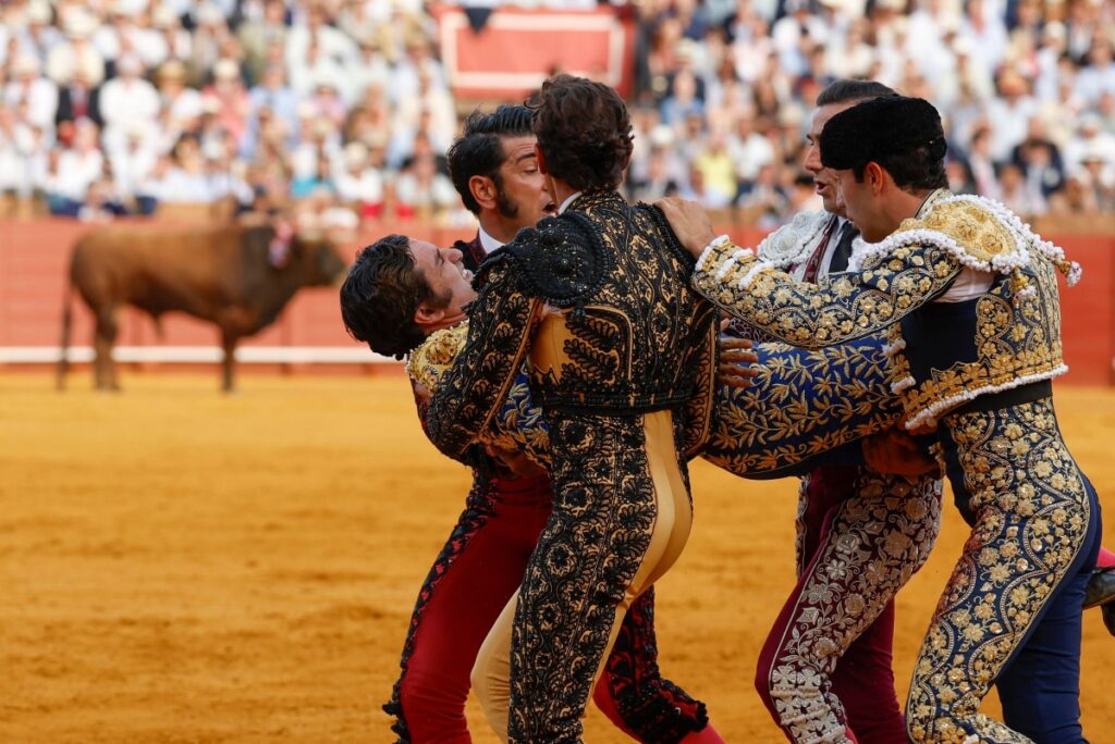 A Siviglia Corrida Finita Male Per Il Torero Morante De La Puebla L A Siviglia Corrida Finita Male Per Il Torero Morante De La Puebla L