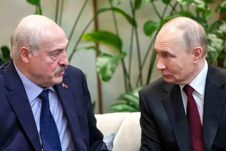 Lukashenko a Macron: "Meloni è una donna, non può mediare con Mosca"