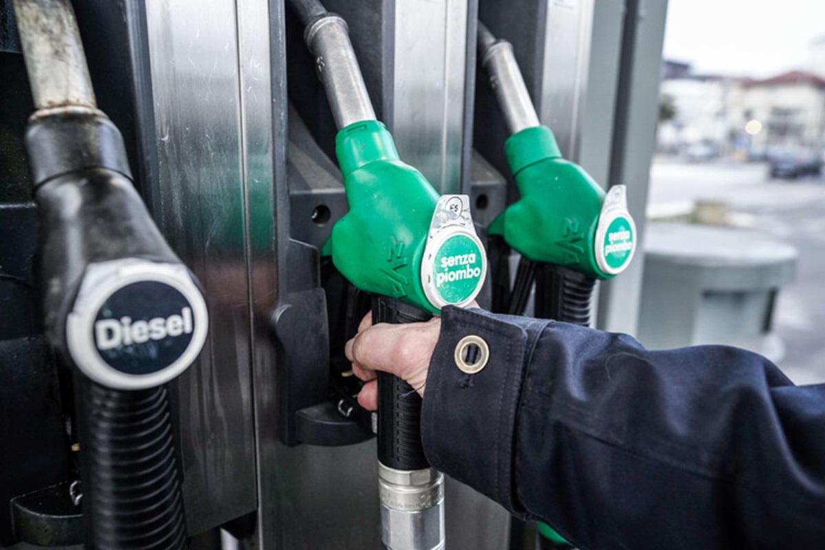 In dieci anni il prezzo del diesel è aumentato del 75,5%, della benzina ...