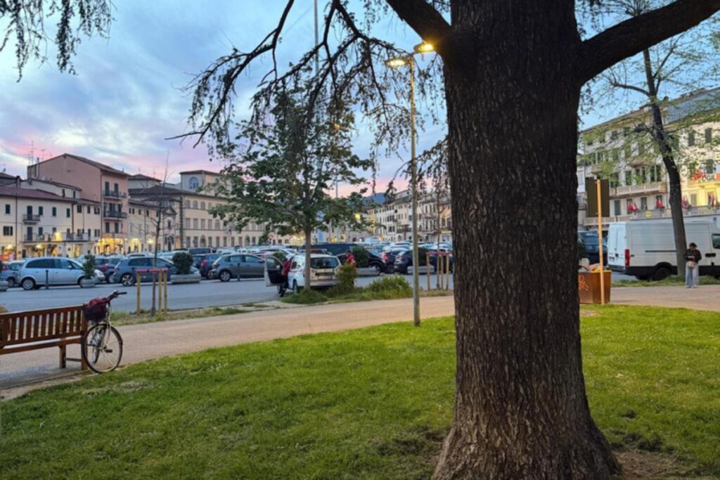 Prato, gravissimo il giovane barman accoltellato mentre difendeva la ...