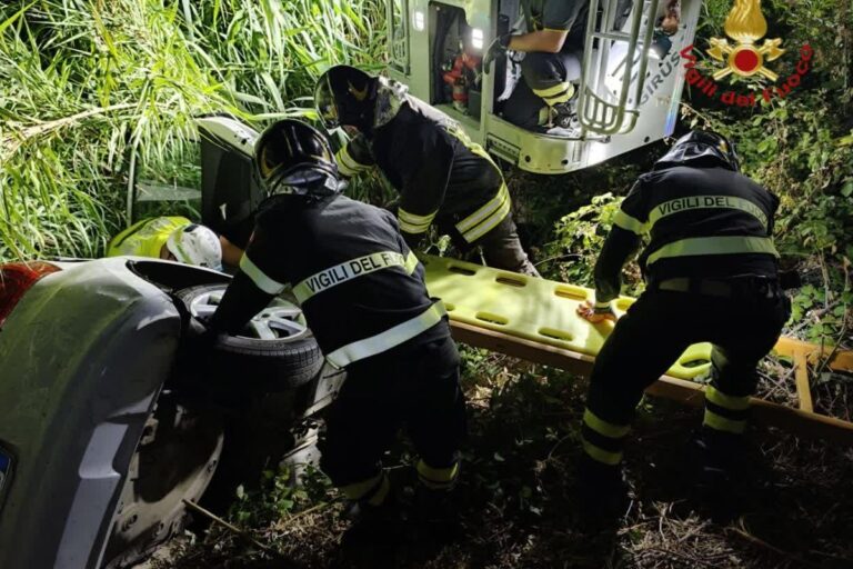 Roma, auto con tre ragazzi precipita in una scarpata per cinque metri ...