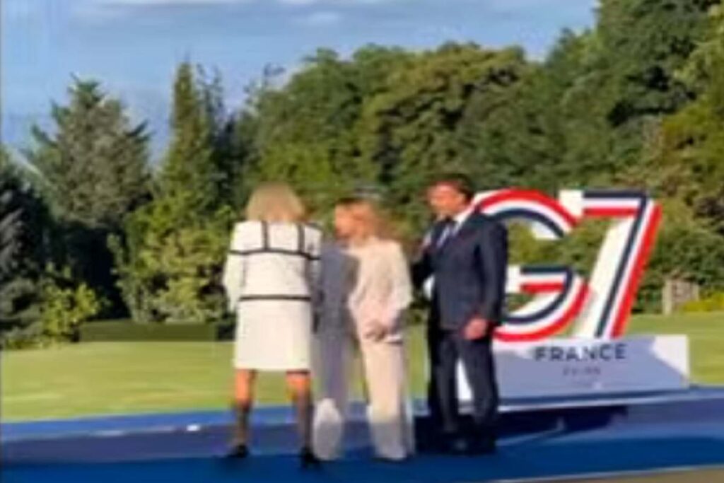 Macron accoglie Meloni al G7 con Felicità di Al Bano e Romina