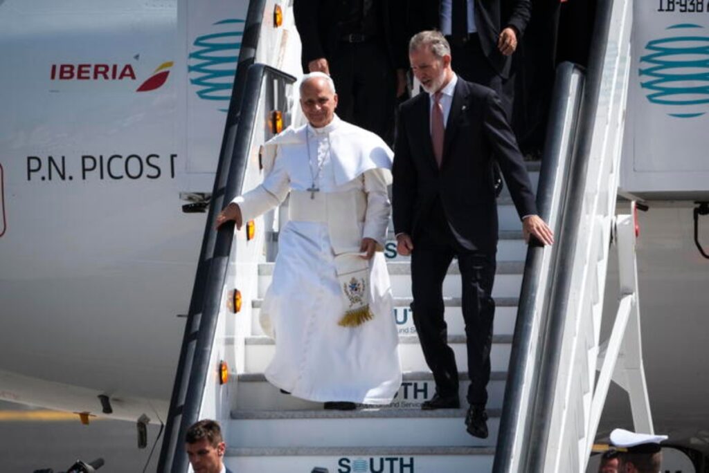 Papa Leone, ritorno a Roma con brivido. Si rompe l'aereo, Re Felipe II ...