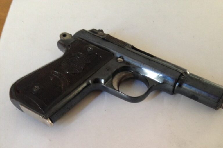 "Dammi le sigarette o sparo": studente minaccia prof con una pistola ...